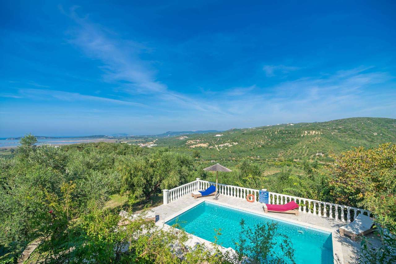 Dapia - Vintage Travel